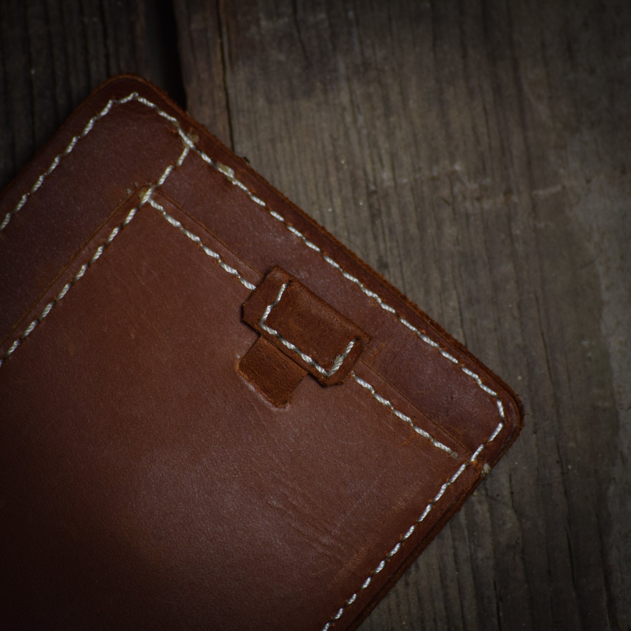 Get The Vintage Look With This Handmade Leather Wallet || GlidingGear ...
